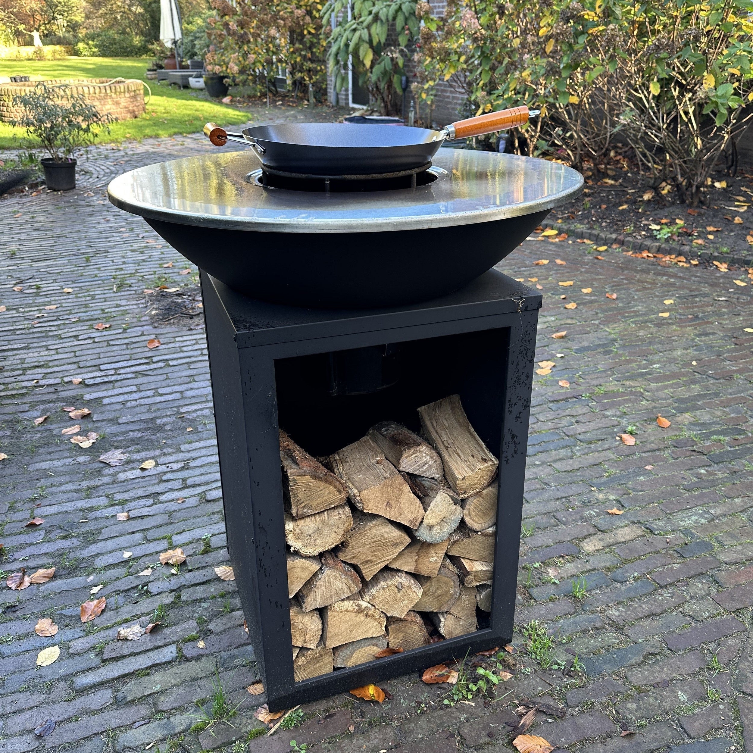 BBQ Plancha Grill Amigo - With cover and wood storage Ø67cm – BBQ ...